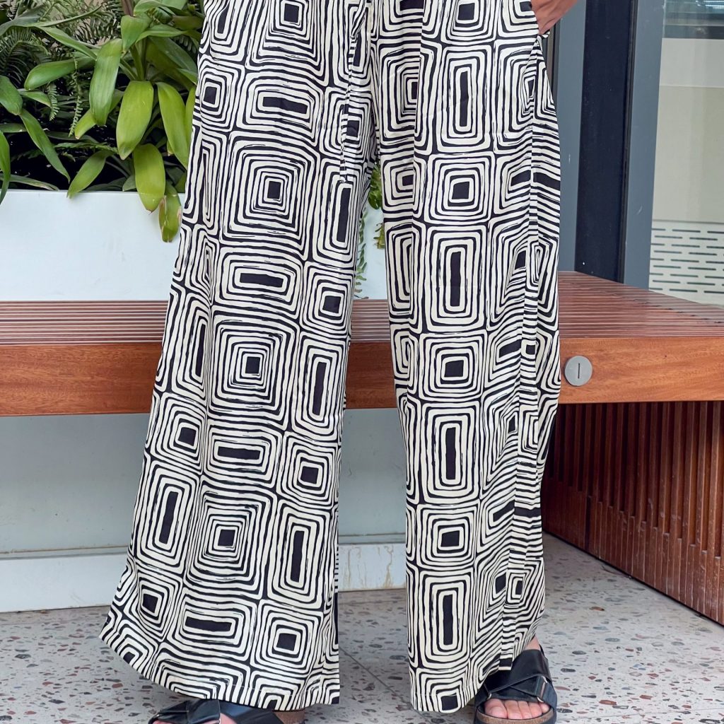 Maze Motion Satin Pants in Off-White and Black - estringo